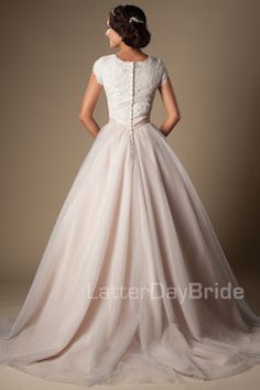 8 Wedding Dresses That Are Perfect for Any Bride With Spinal Curves ...